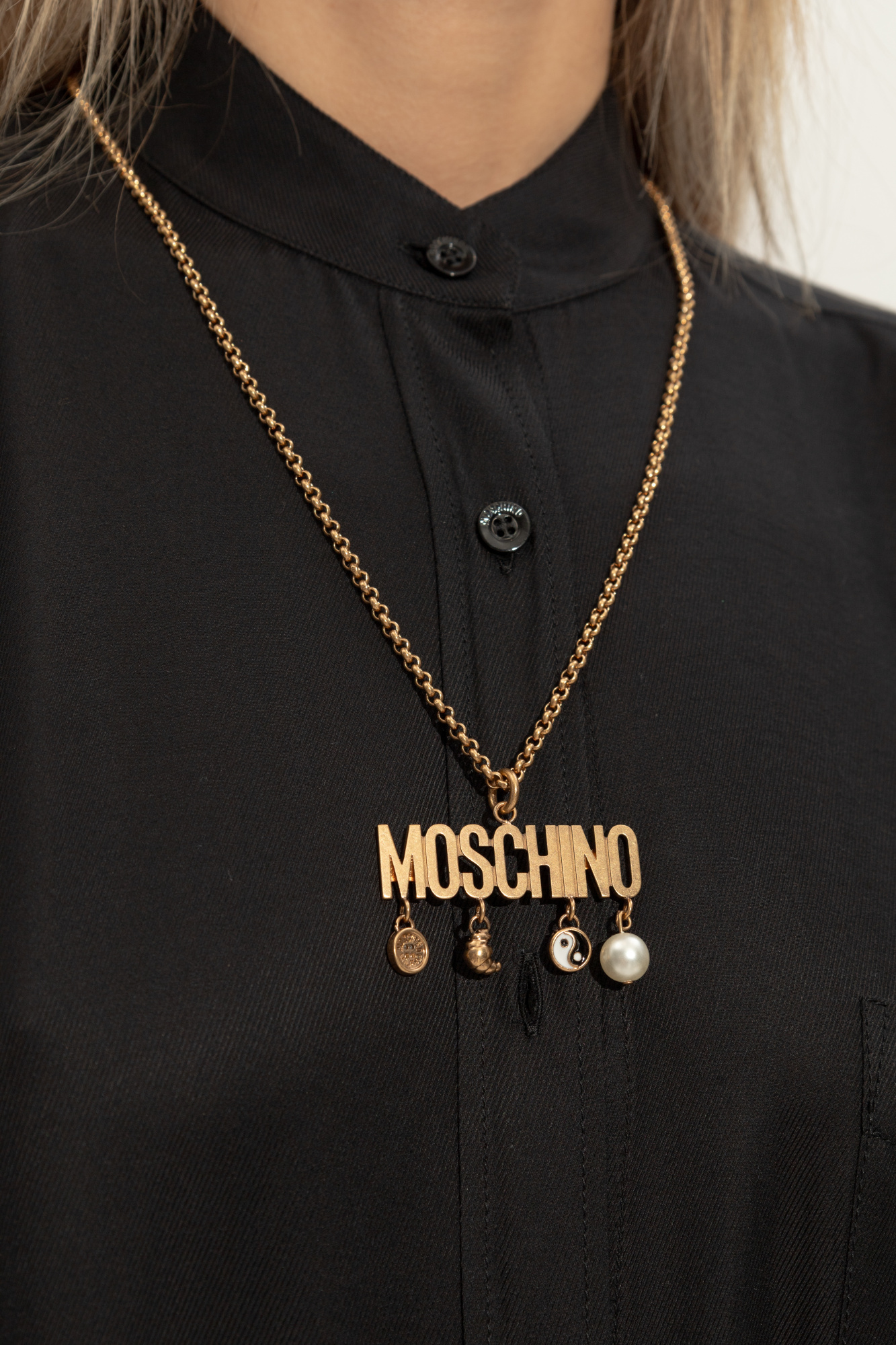 Gold Anhanger in Form eines Logos Moschino Vitkac Germany